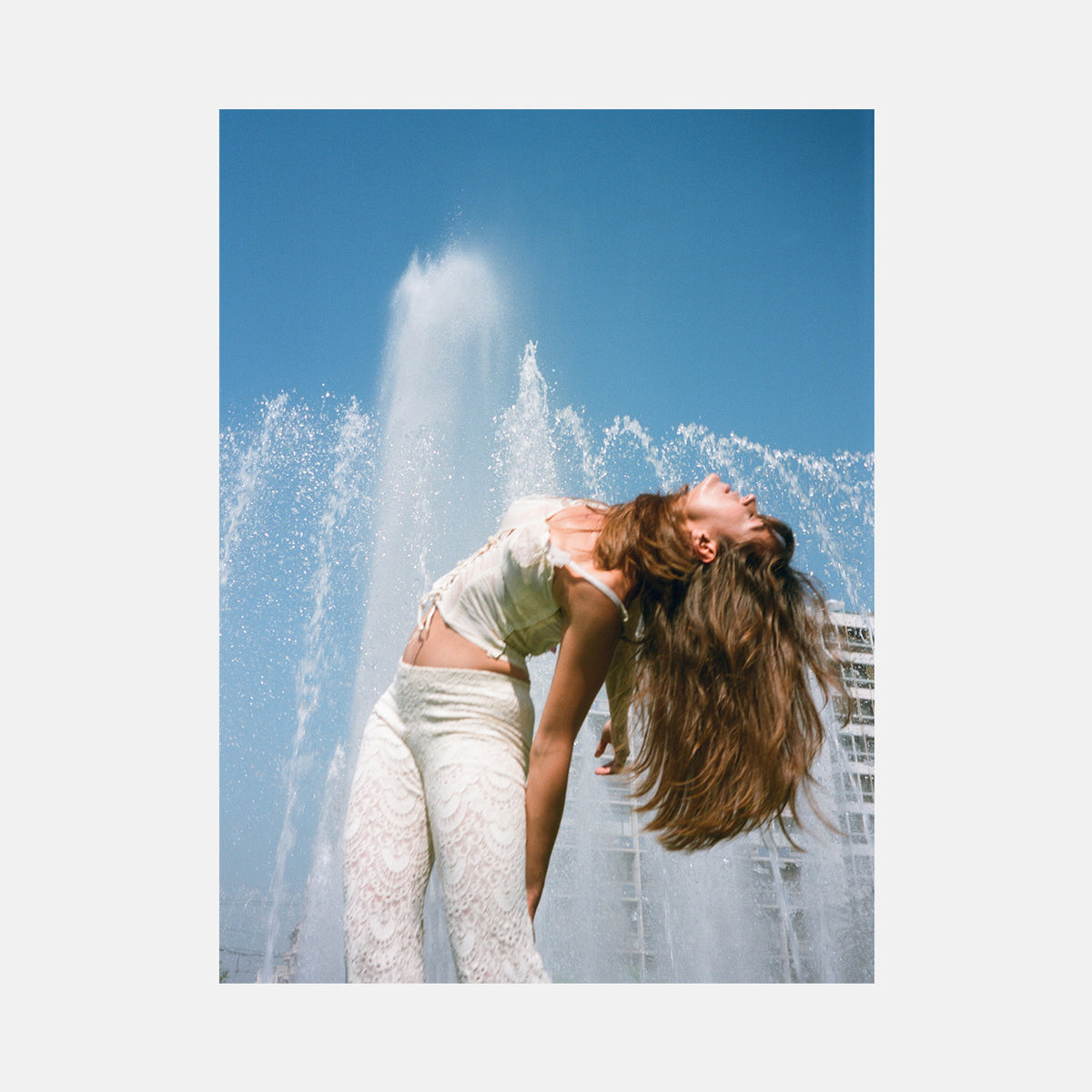 SIMONE STEENBERG, Fountain Performance (III) – KALKERIET CONTEMPORARY